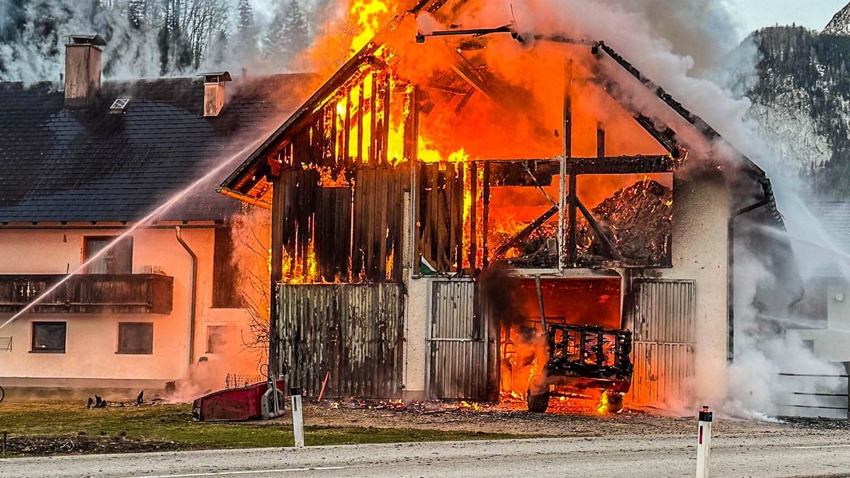 Großbrand in Hinterstoder: Wirtschaftsgebäude in Vollbrand - FF ...